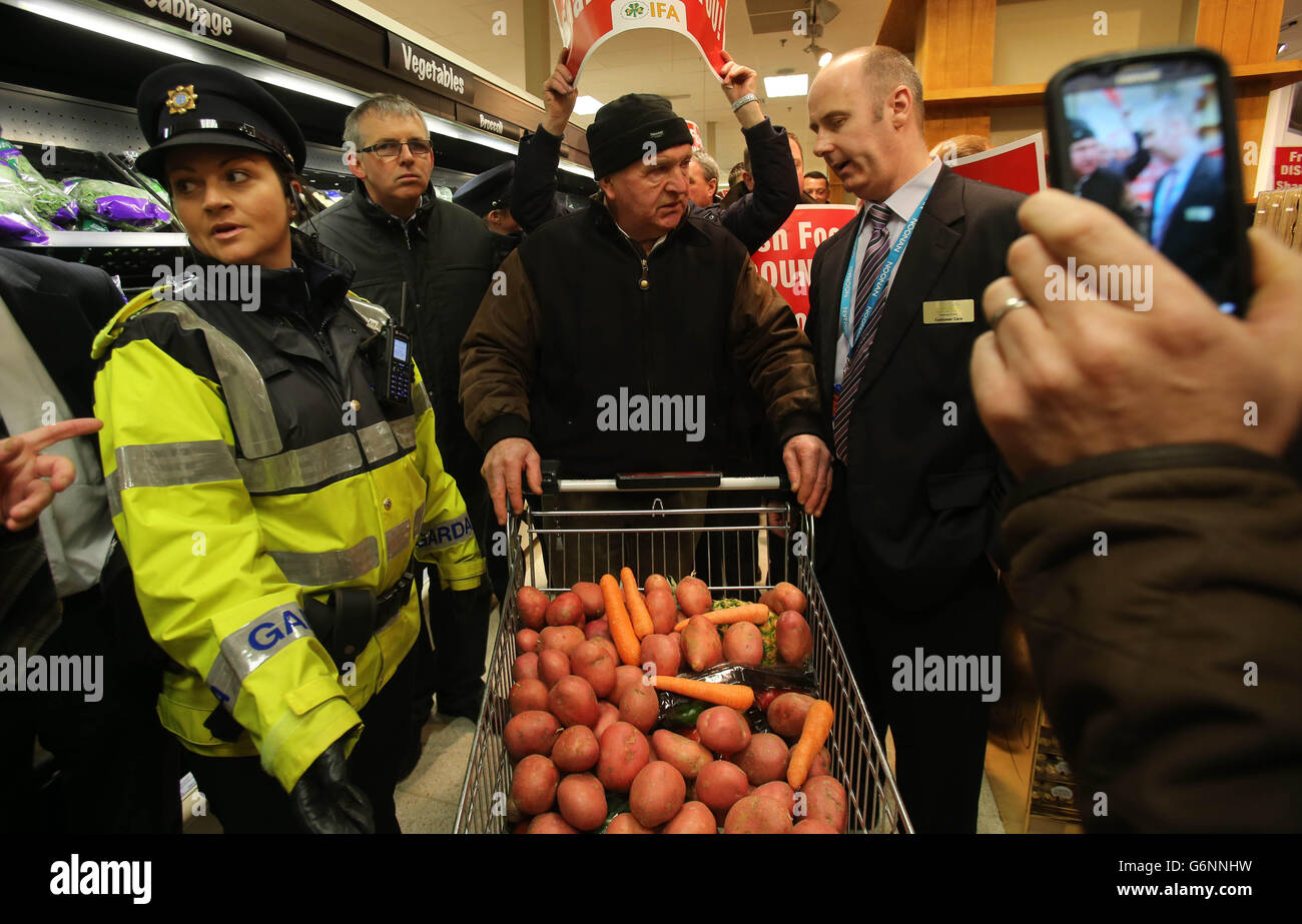 Irish gardaí protest hi-res stock photography and images - Alamy