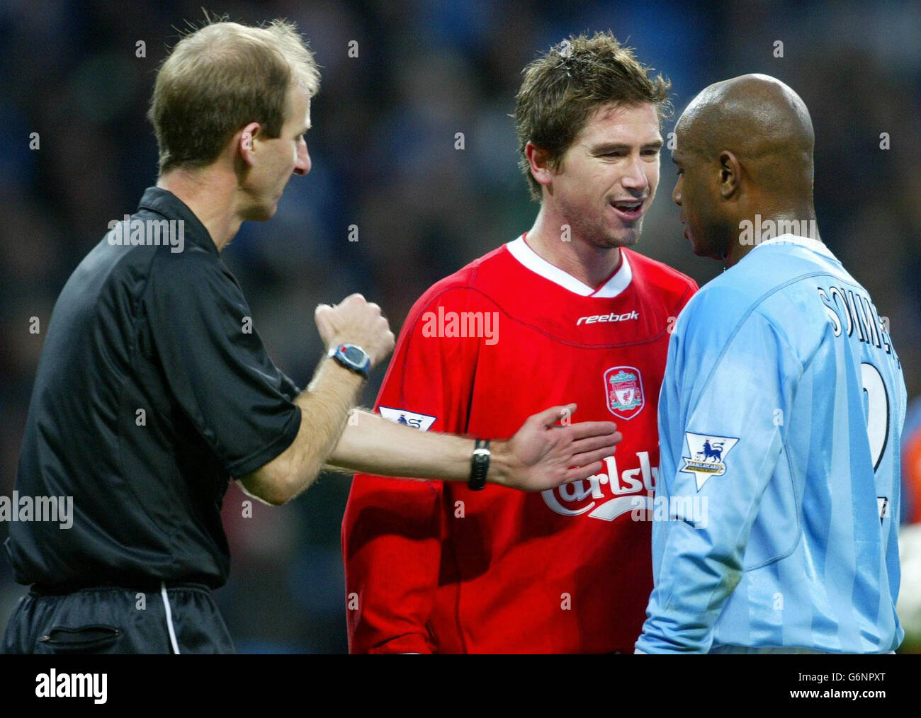 Match referee mike riley hi-res stock photography and images - Alamy