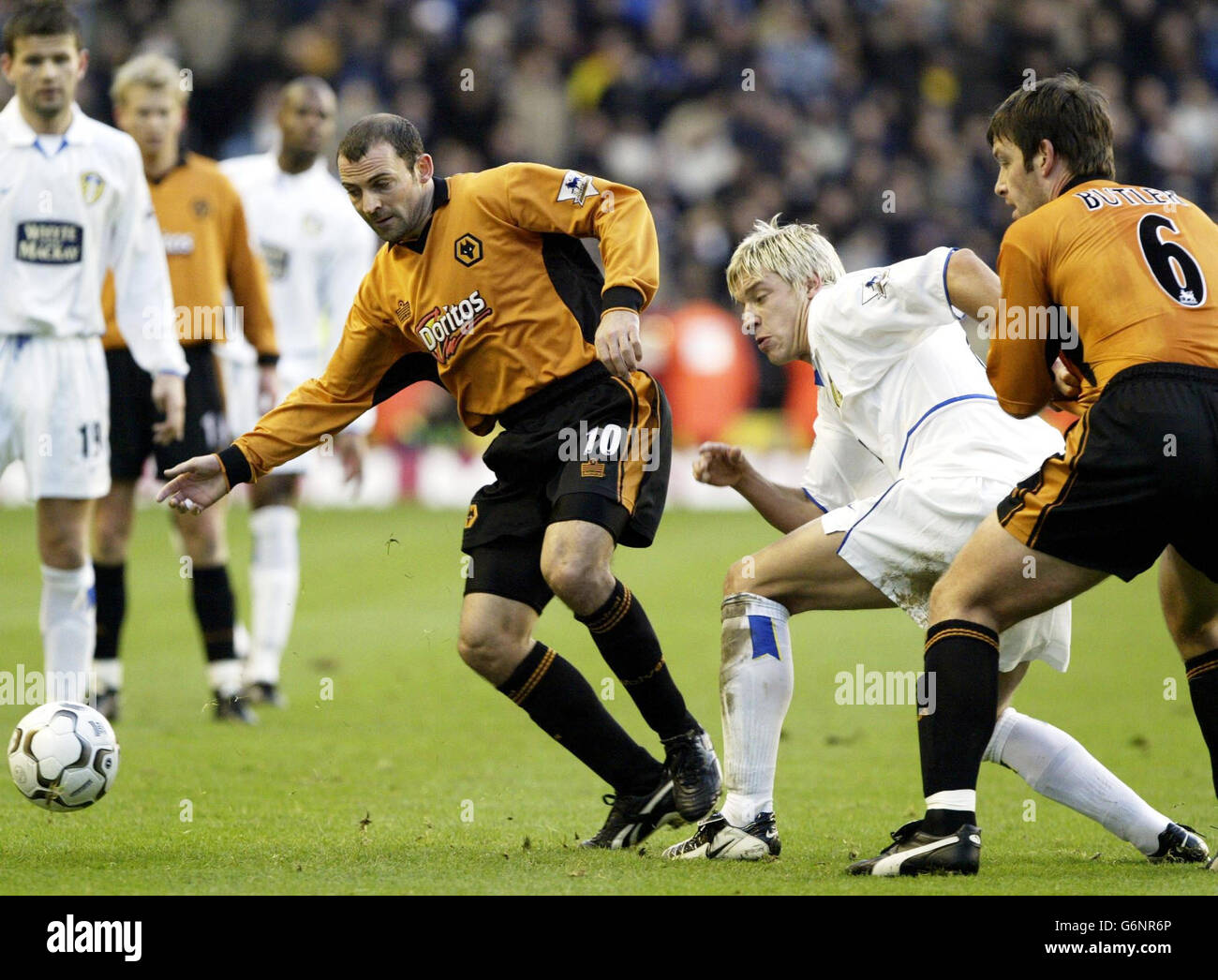 Leeds United's Alan Smith tussles with Wolverhampton Wanderes Colin ...