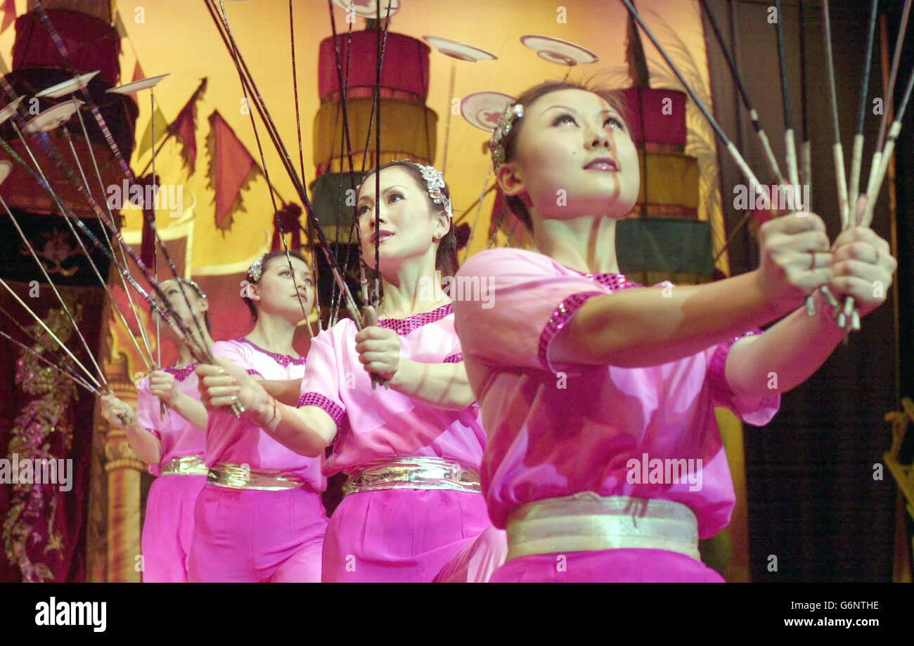 Performing on stage plate spinning hi-res stock photography and images ...