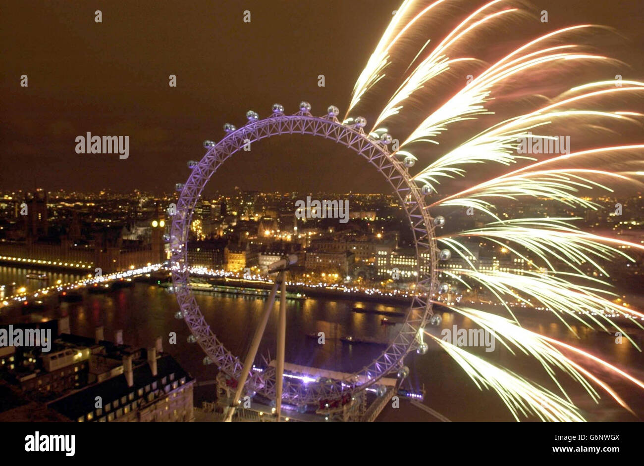 London new year fireworks 2004 hi-res stock photography and images - Alamy