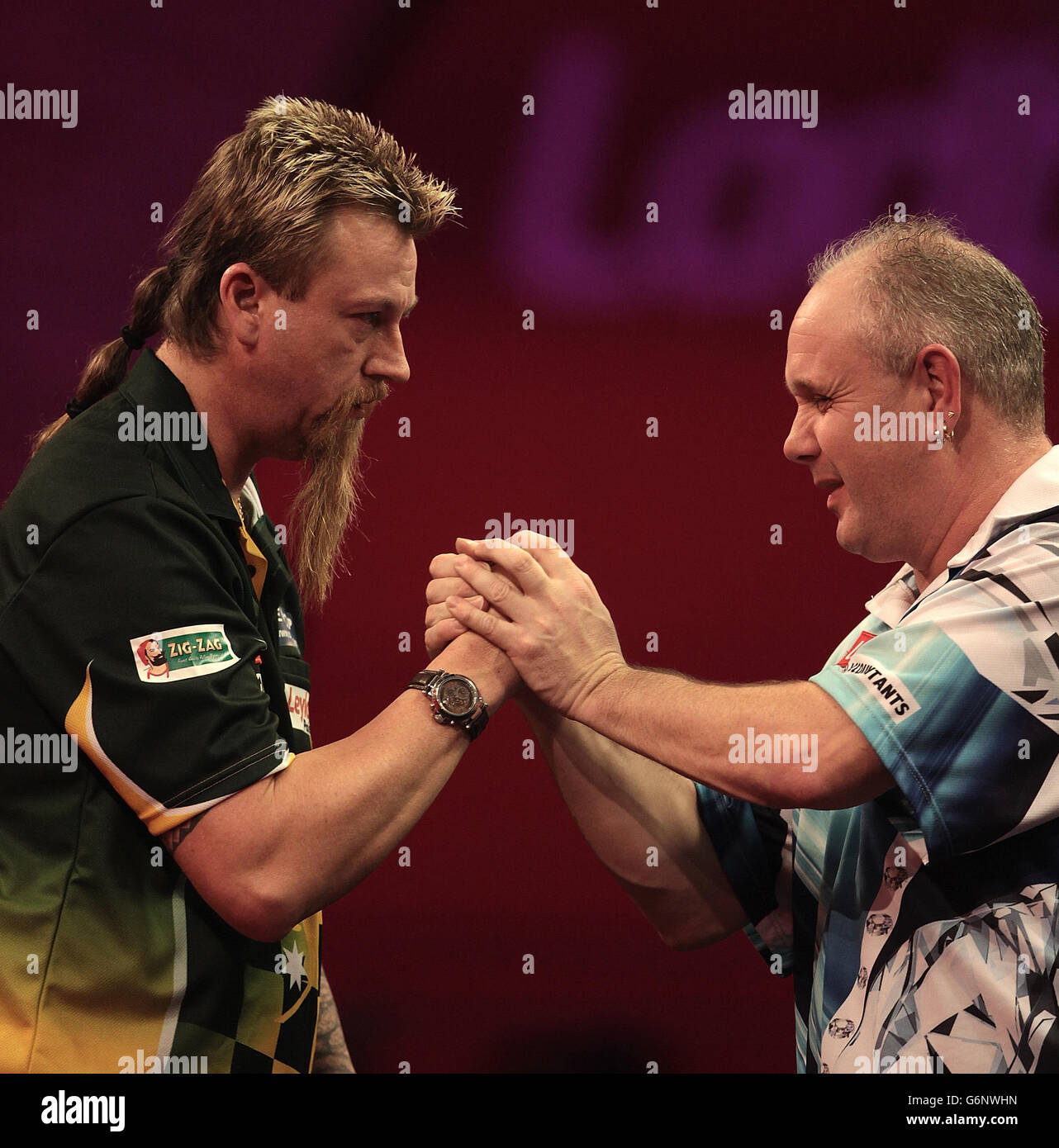 Ian White (right) congratulates Simon Whitlock after being beaten in ...
