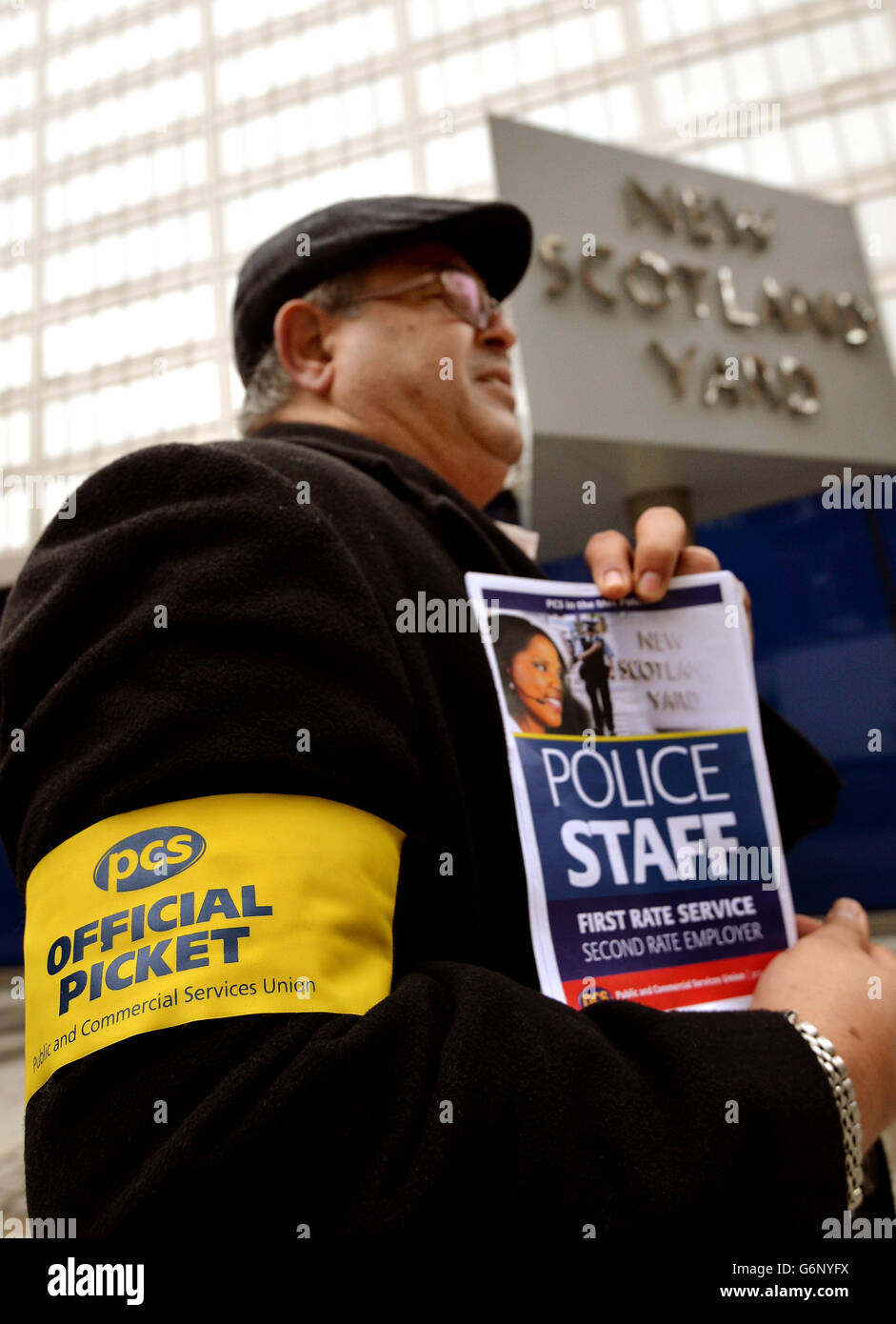 Police workers on picket lines hi-res stock photography and images - Alamy