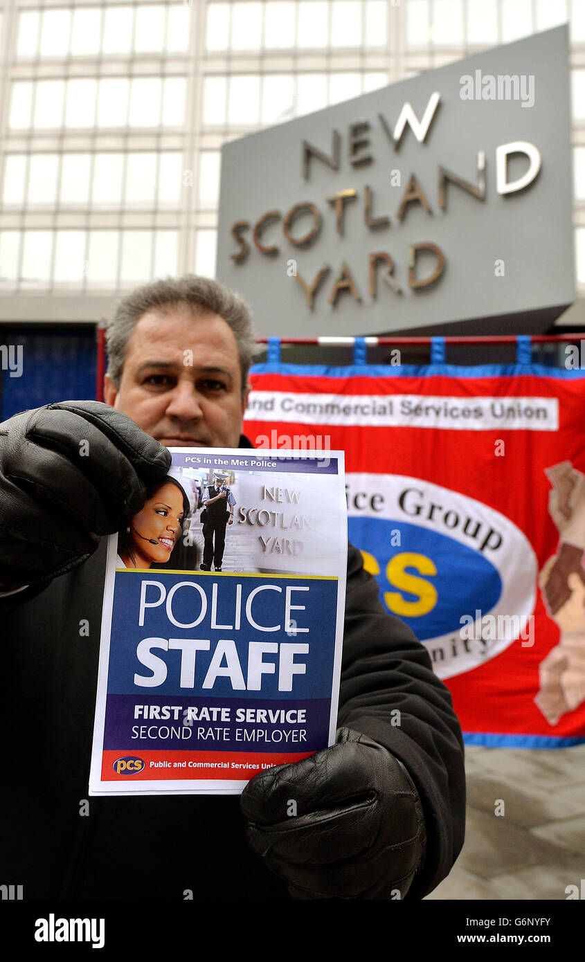 Police workers on picket lines Stock Photo - Alamy
