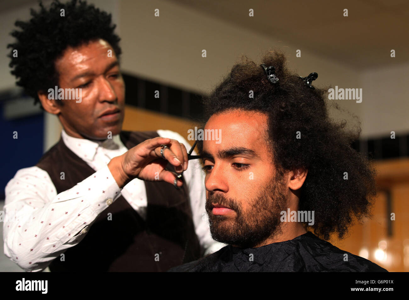 Stylist Lance Lowe cuts Tom Huddlestone's hair at the KC Stadium after ...
