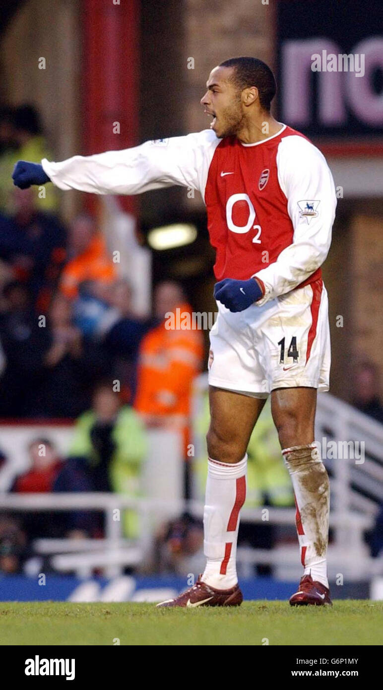 Thierry henry 2004 arsenal hi-res stock photography and images - Alamy