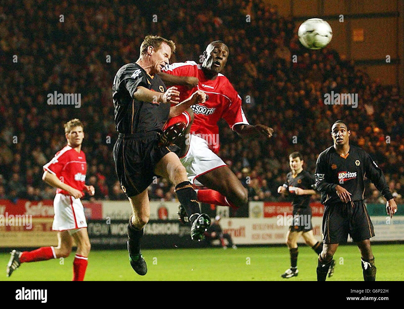 Charlton's Carlton Cole (centre) challenges Jody Craddock (second left ...