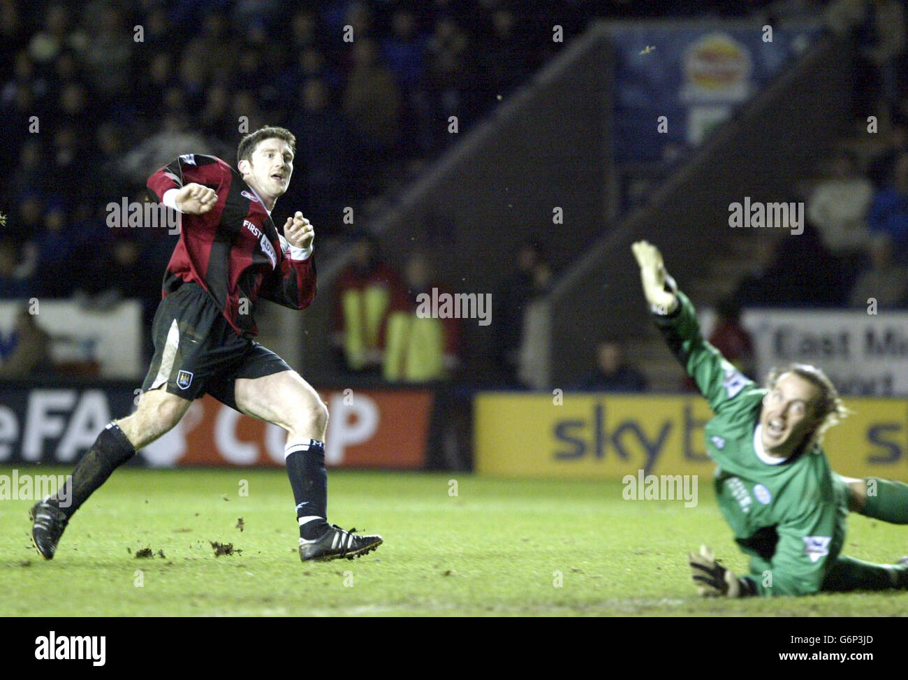 Football action jonathan macken hi-res stock photography and images - Alamy
