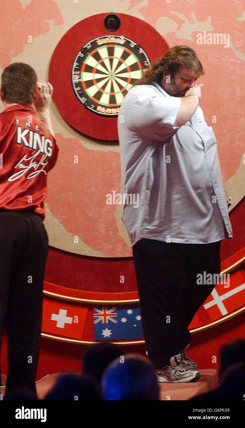 Darts action andy fordham hi-res stock photography and images - Alamy