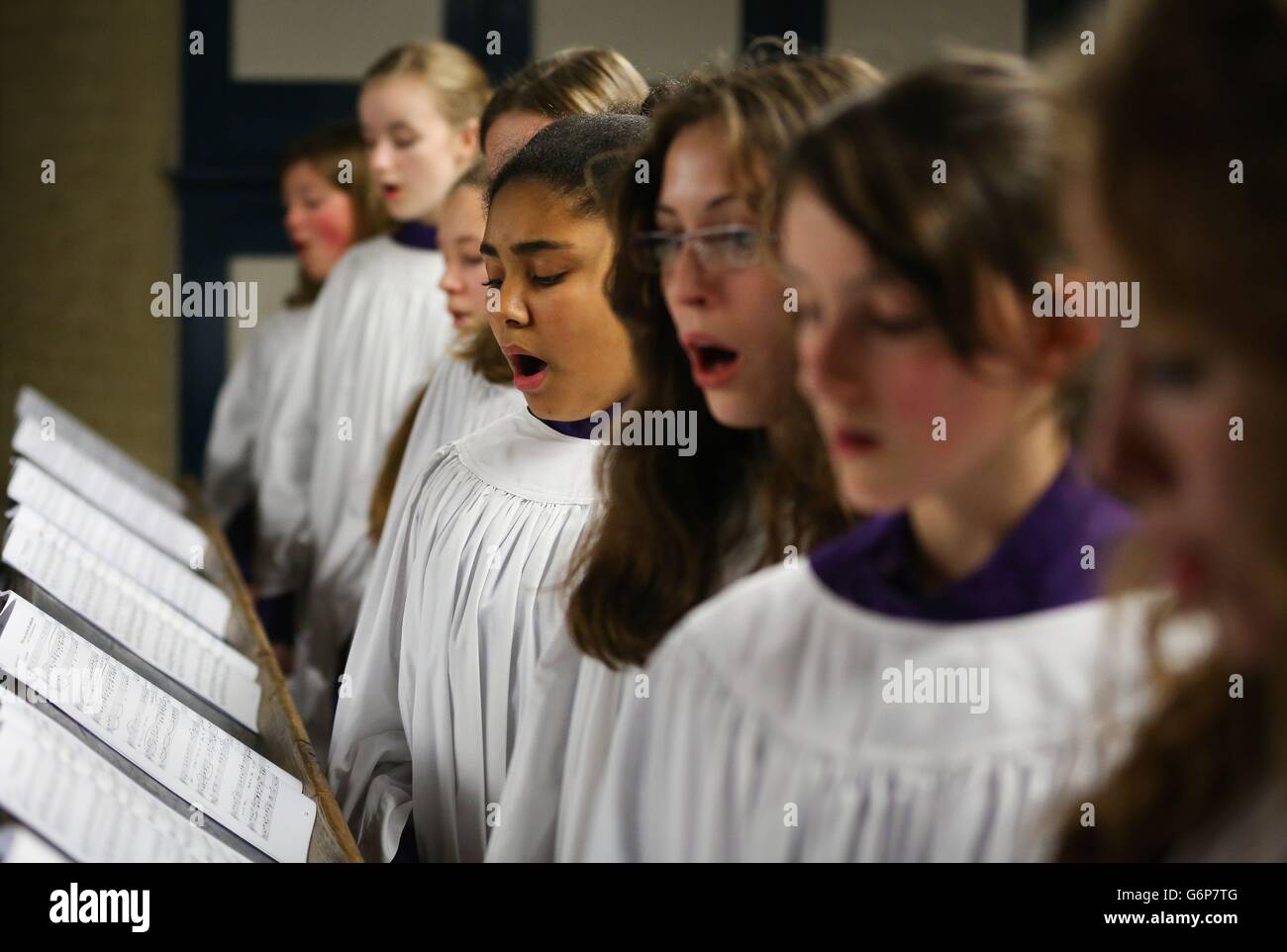 First girls cathedral choir hi-res stock photography and images - Alamy