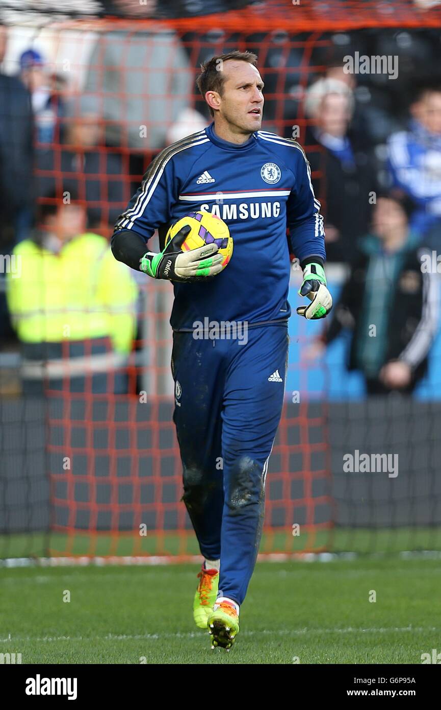 Chelsea goalkeeper mark schwarzer hi-res stock photography and images ...