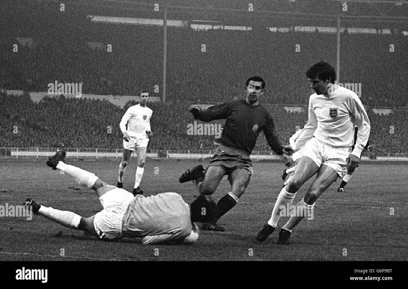 London on right is cyril knowles spurs hi-res stock photography and ...