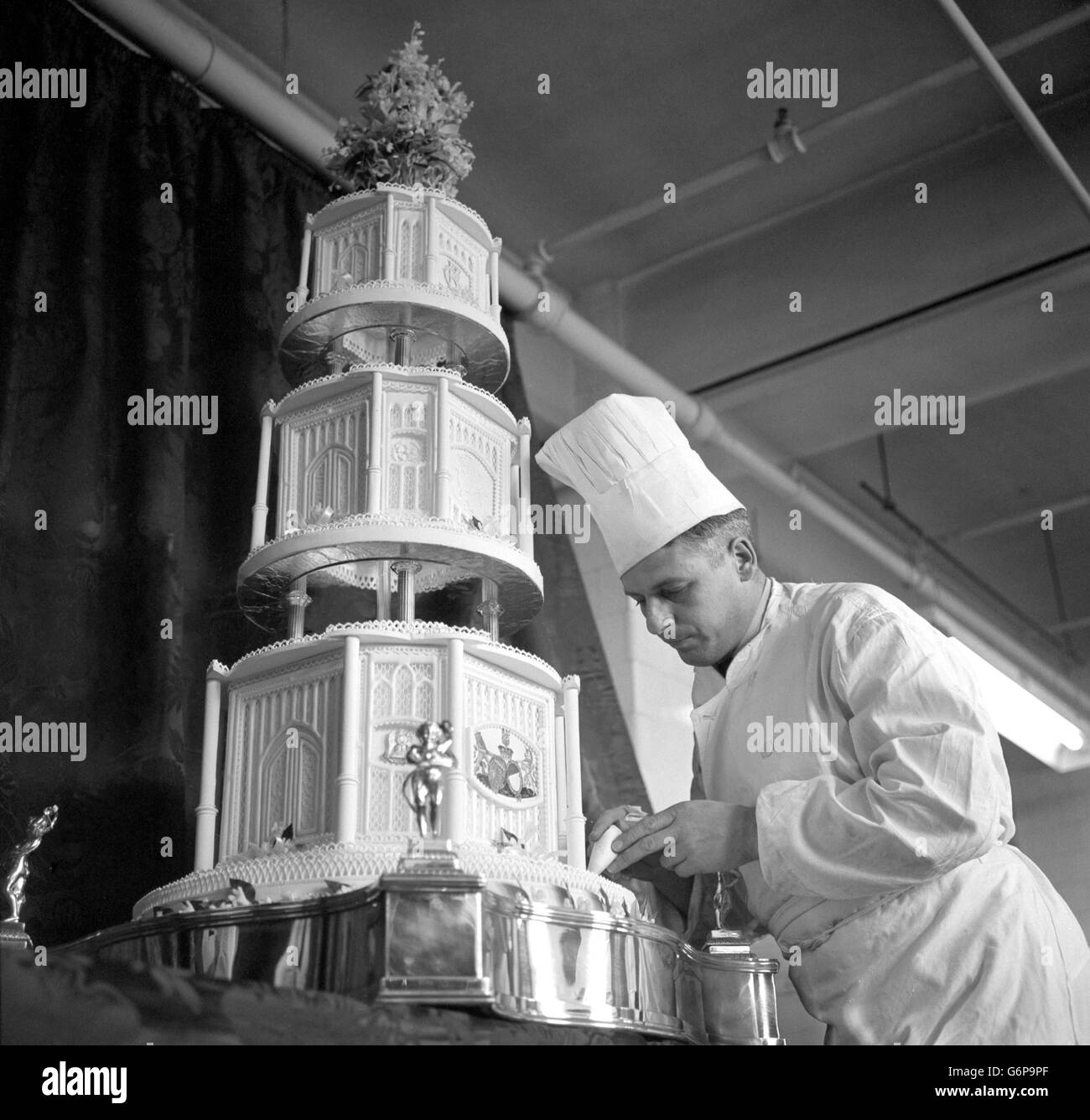 1960s wedding cake hi-res stock photography and images - Alamy