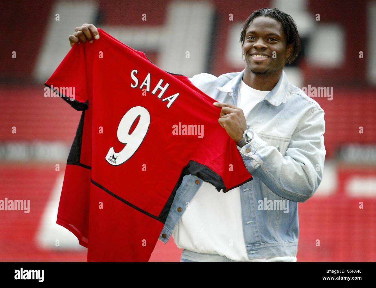 Soccer - Louis Saha signs for Manchester United - Old Trafford ...