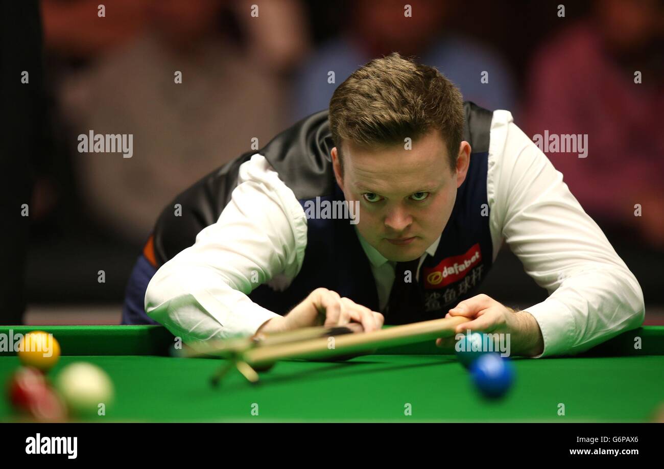 Shaun Murphy pots in his match against Marco Fu during the 2014 Dafabet ...