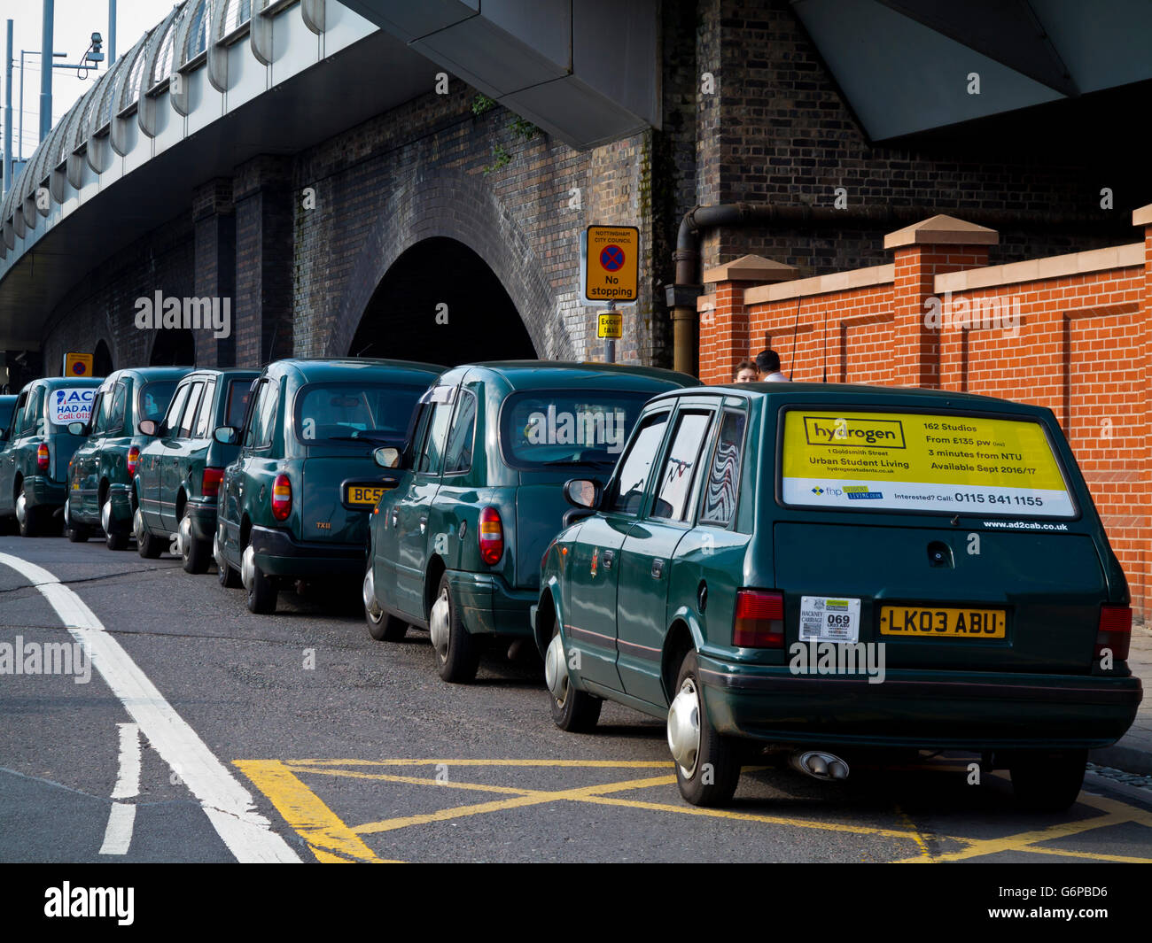 Uk taxis hi-res stock photography and images - Alamy