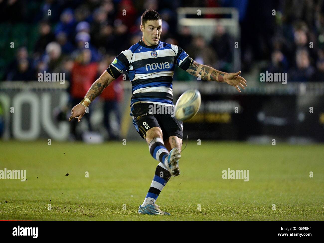 Bath Rugby's Matt Banahan kicks a drop goal conversion on the last kick ...