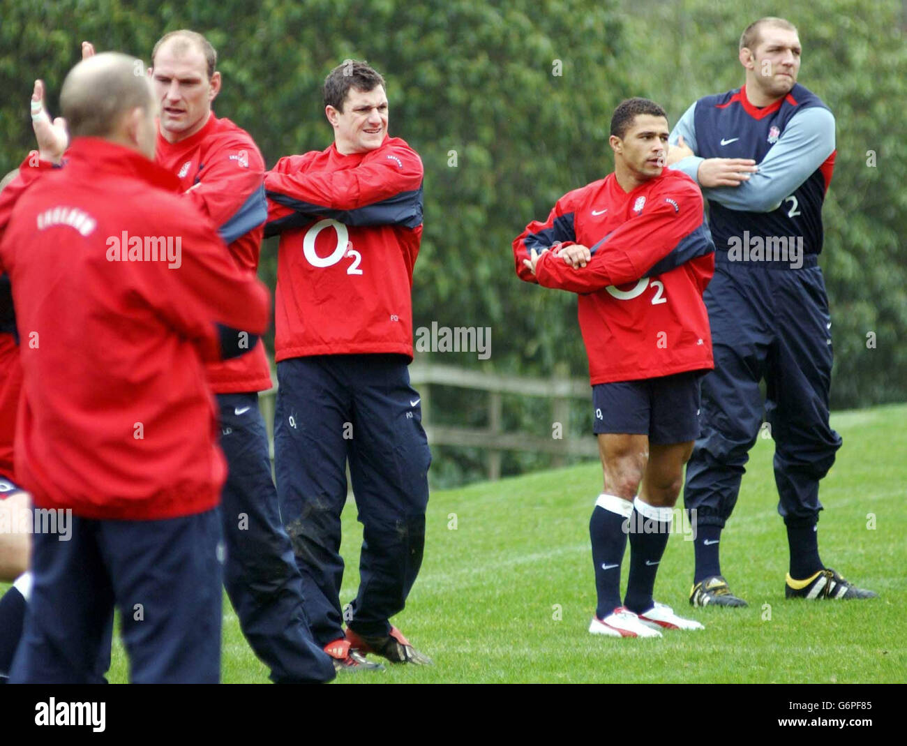 (From left to right) England captain Lawrence Dallaglio, Paul Grayson ...