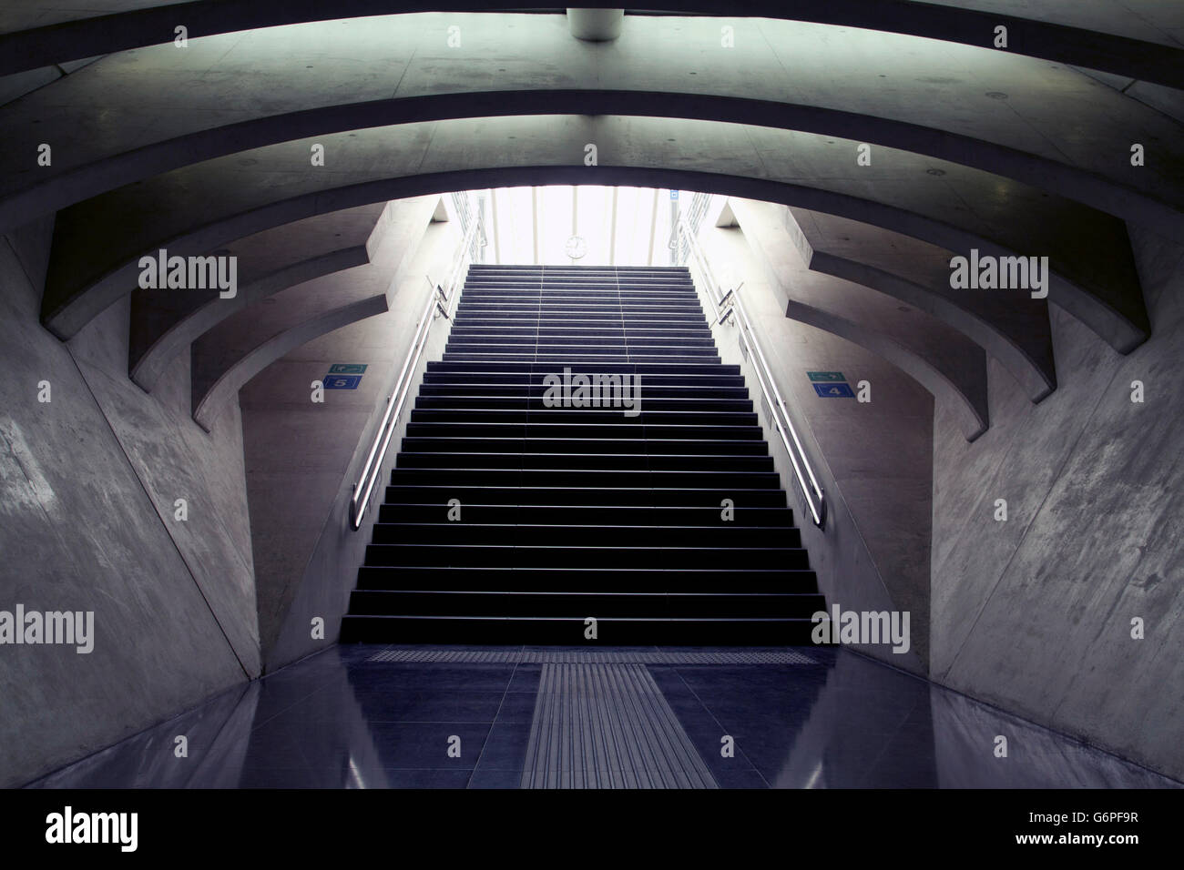 Design stairs to the arrival and departure platform of the station ...