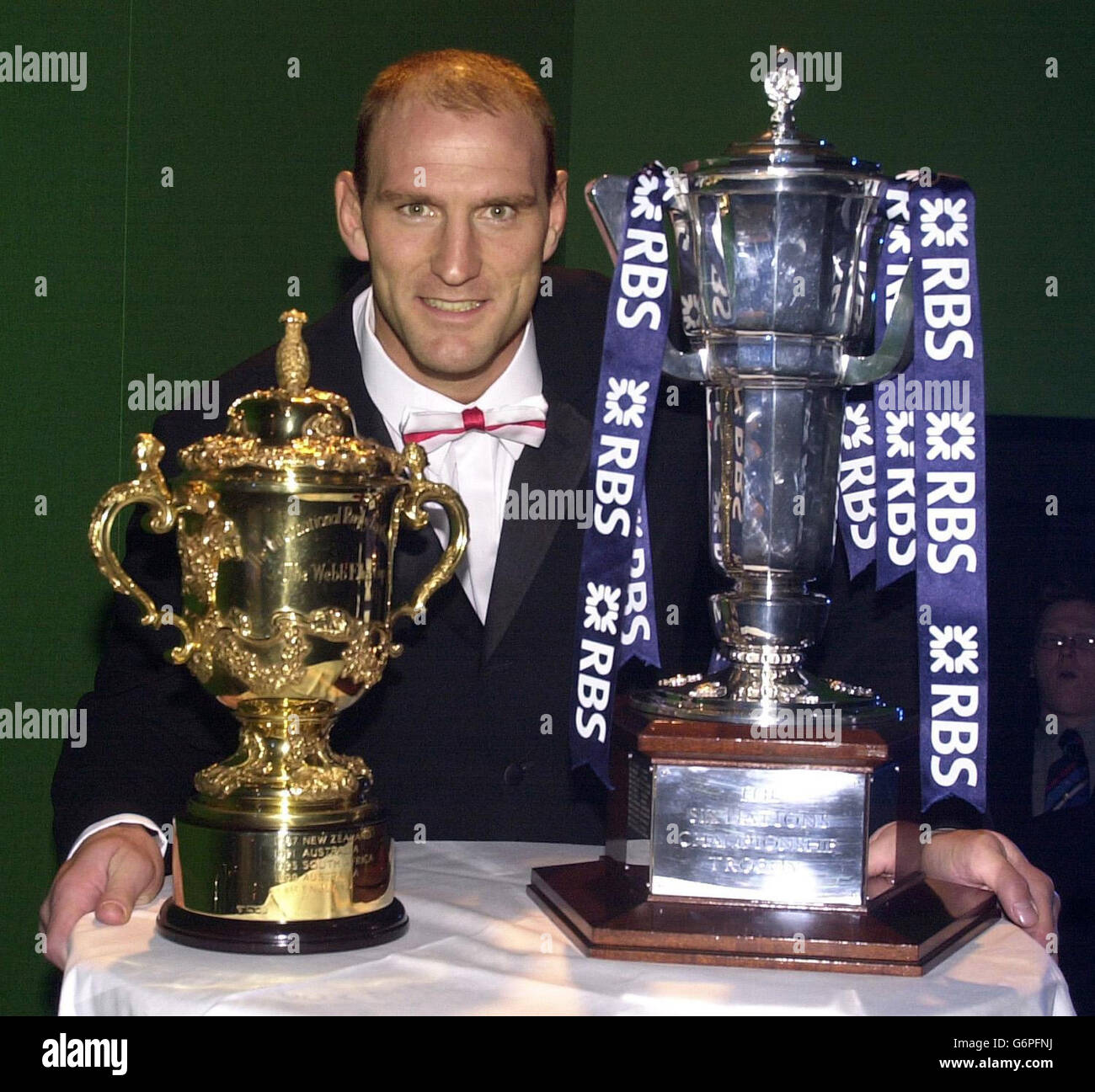 England captain Lawrence Dallaglio with the Webb Ellis trophy (L) and ...