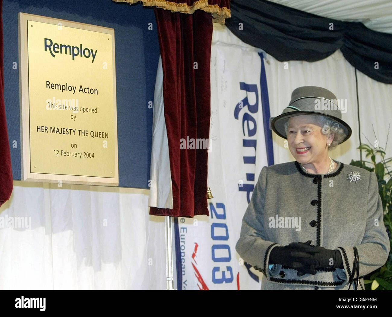 Dave caulkin royal smiling head head shot queen elizabeth ii hi-res ...