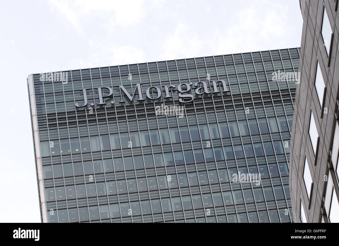 The European headquarters of JP Morgan bank in London's Canary Wharf ...