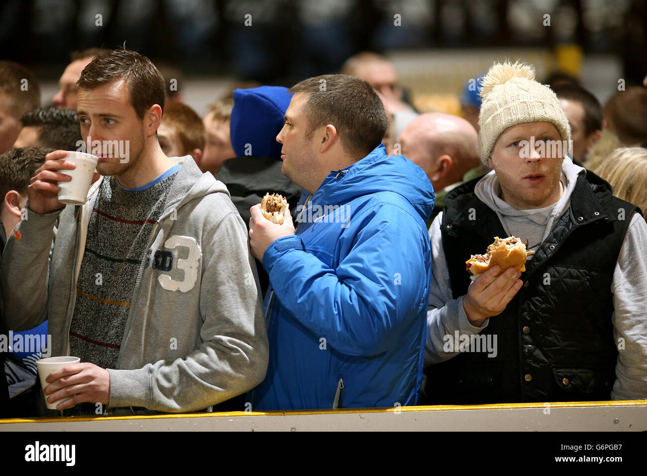 Football fans eating in stadium hi-res stock photography and images - Alamy