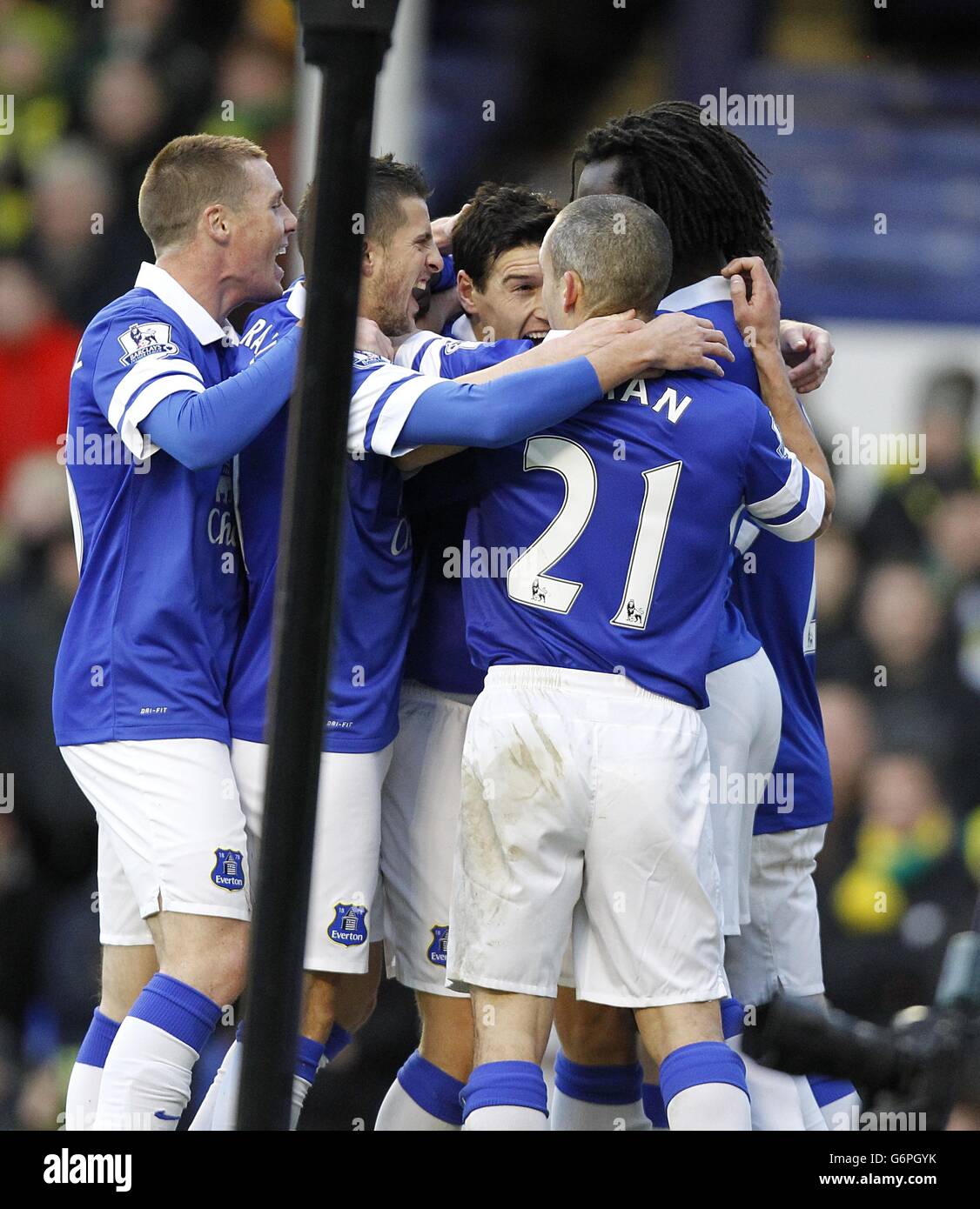 Gareth barry everton celebrates hi-res stock photography and images - Alamy