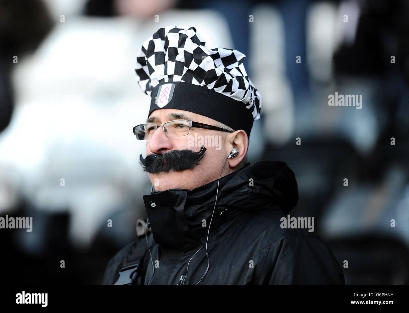 A fulham fan shows his support for his team hi-res stock photography ... A fulham fan shows his support for his team hi-res stock photography ...