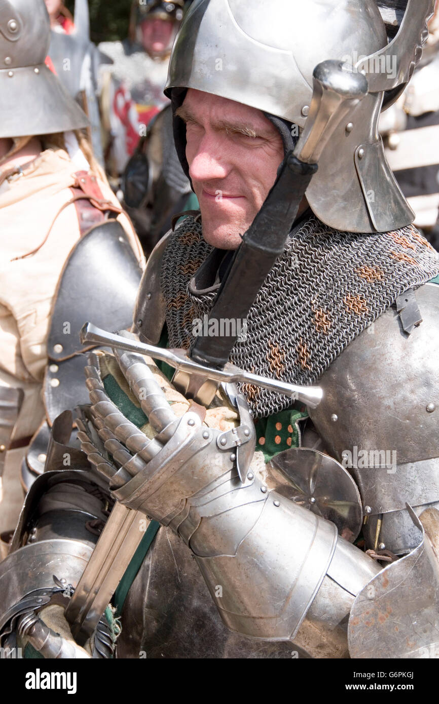 Knight armour gauntlet hi-res stock photography and images - Alamy