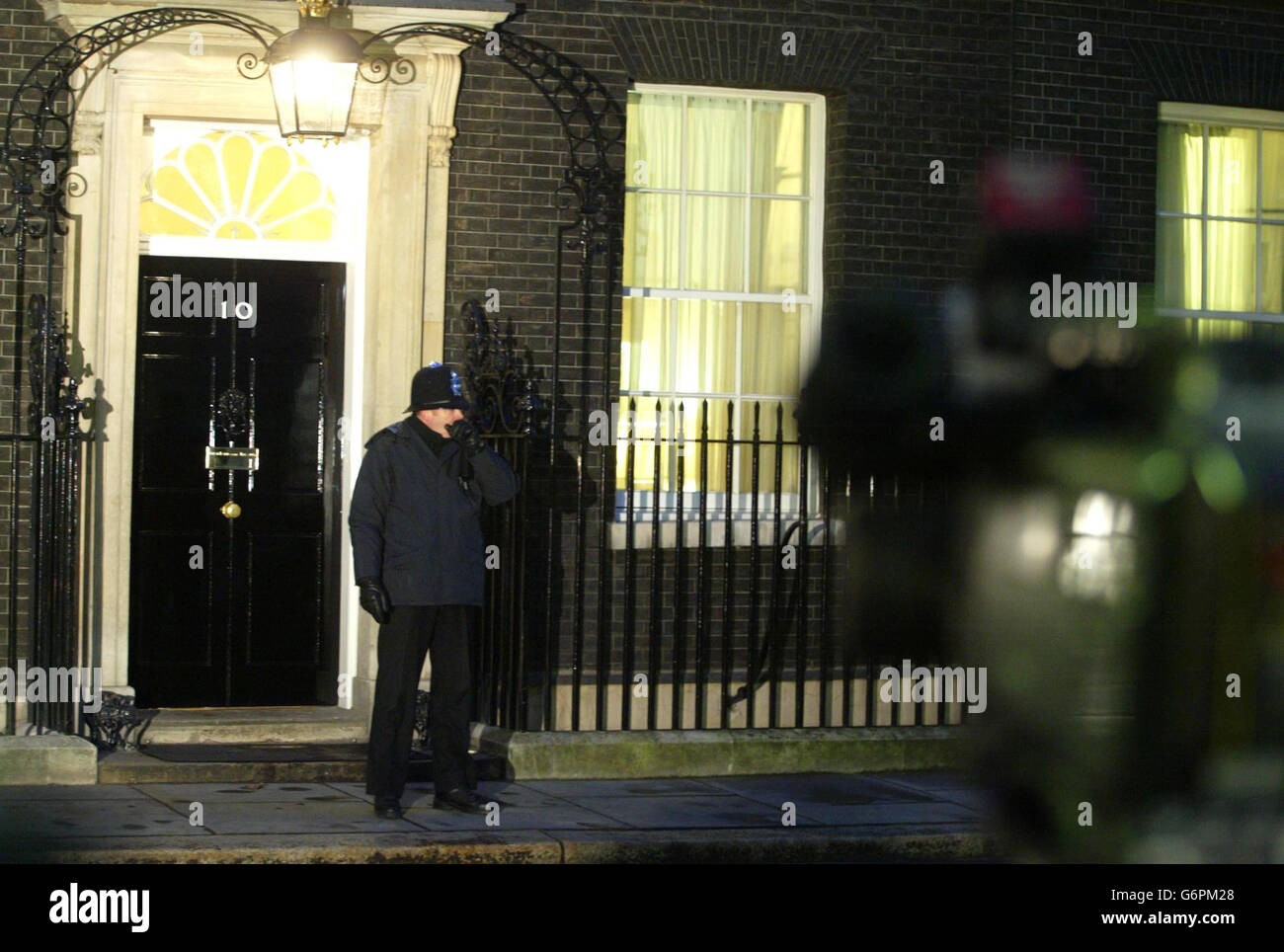 A police officer stands outside no 10 downing street hi-res stock ...