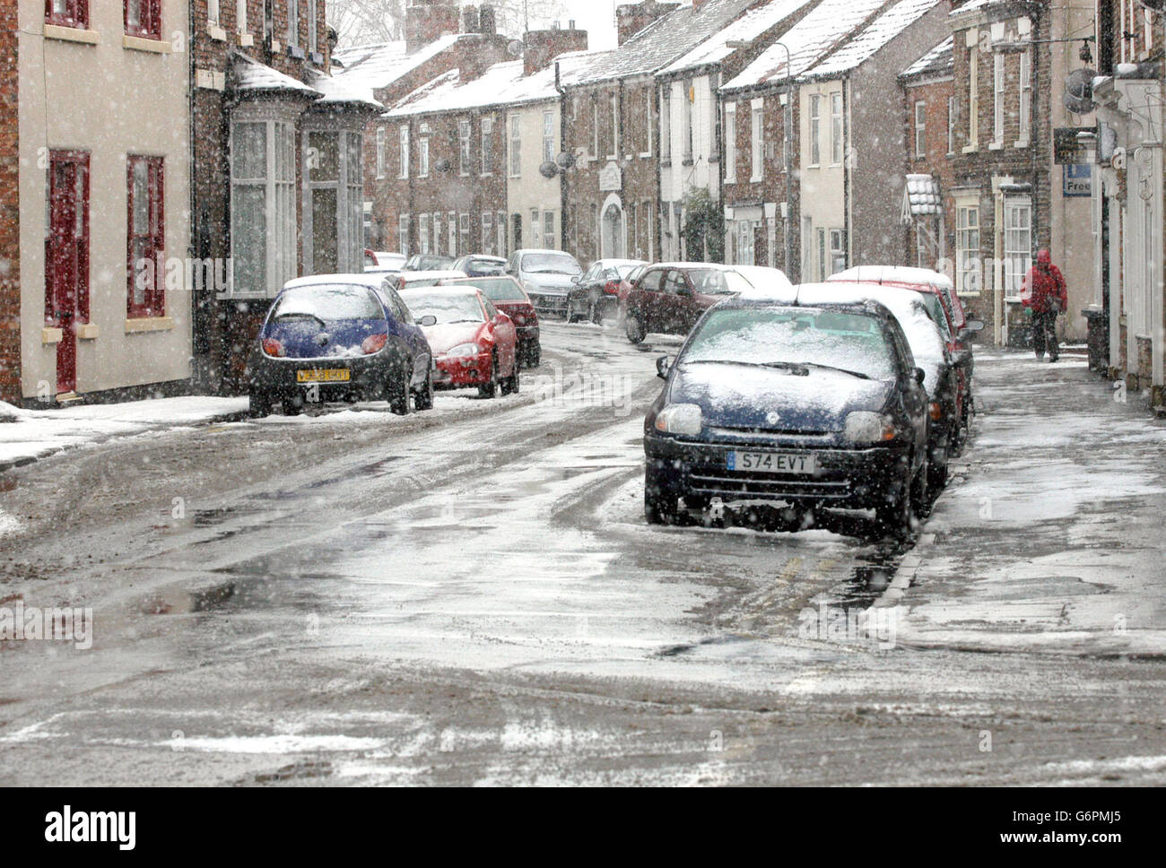 Heavy snow falling again in Howden, east Yorkshire Stock Photo - Alamy
