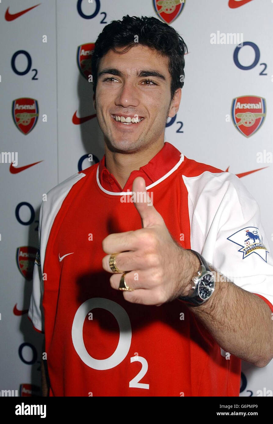 Reyes signs for arsenal hi-res stock photography and images - Alamy