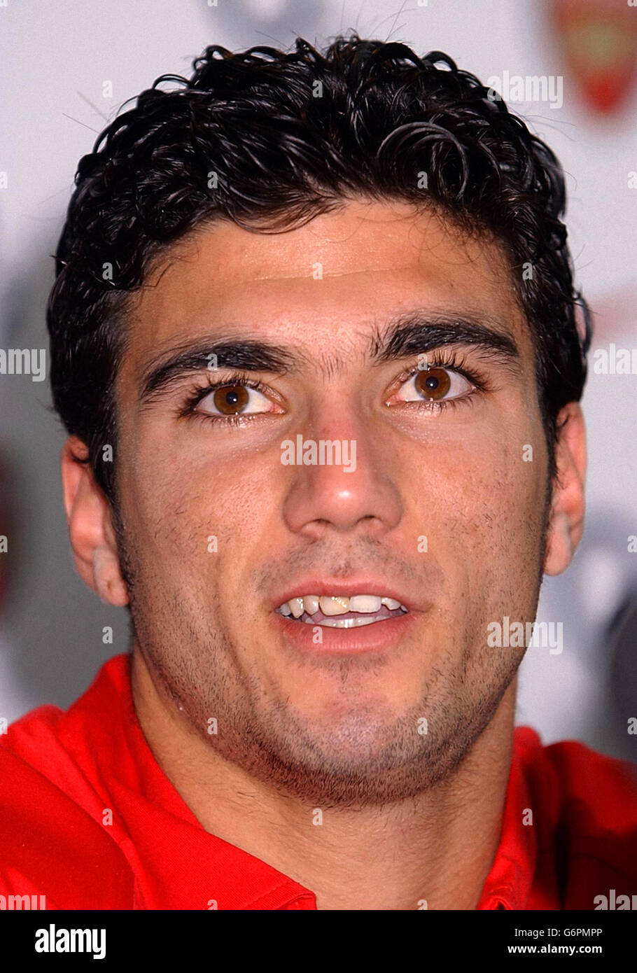 Reyes signs for arsenal hi-res stock photography and images - Alamy