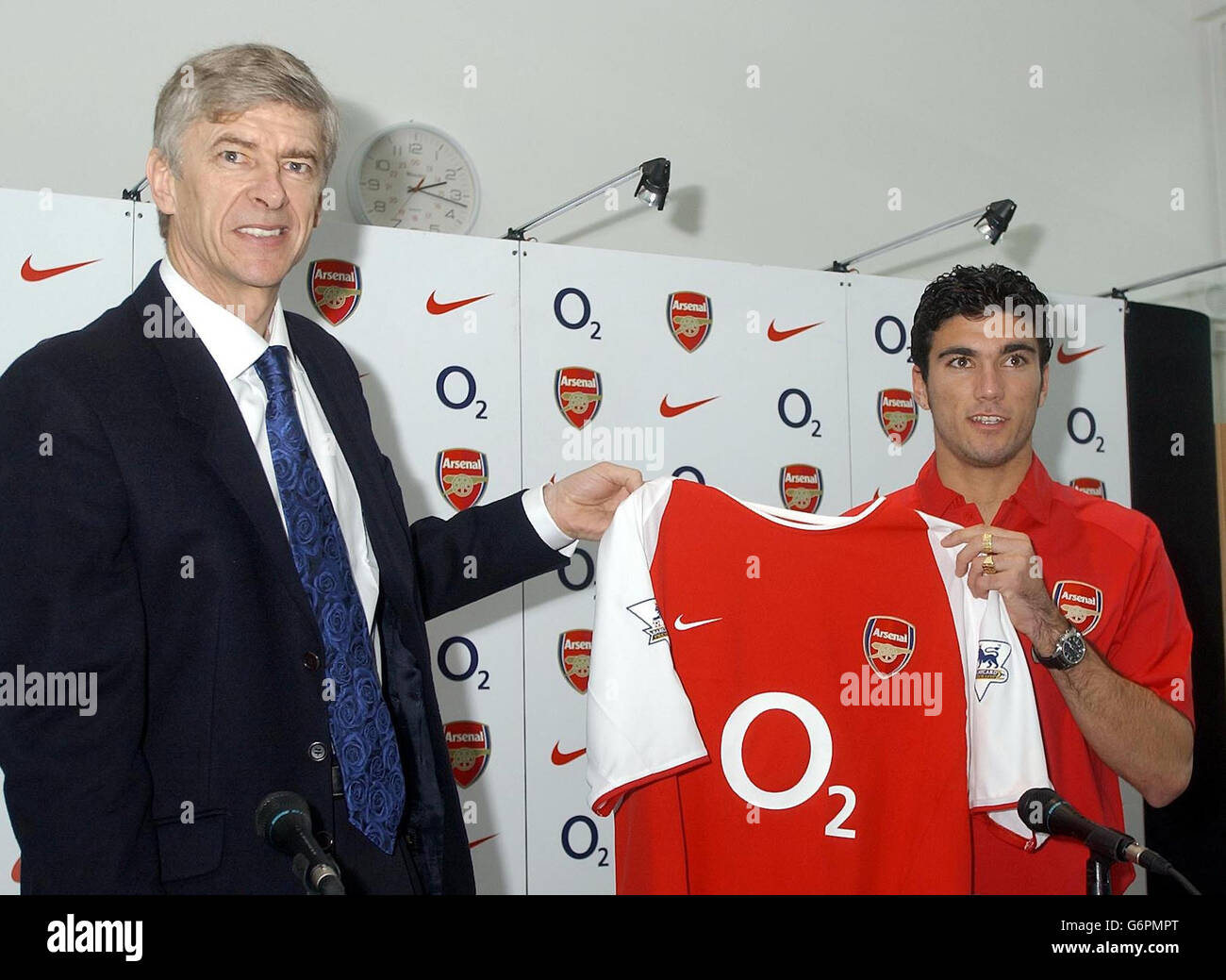 Reyes signs for arsenal hi-res stock photography and images - Alamy