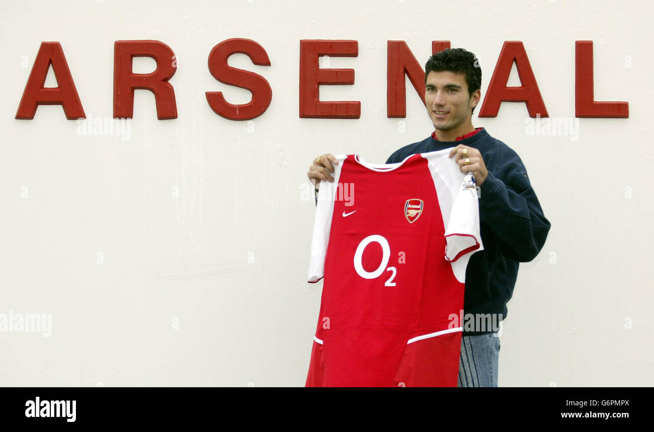 Reyes signs for arsenal hi-res stock photography and images - Alamy