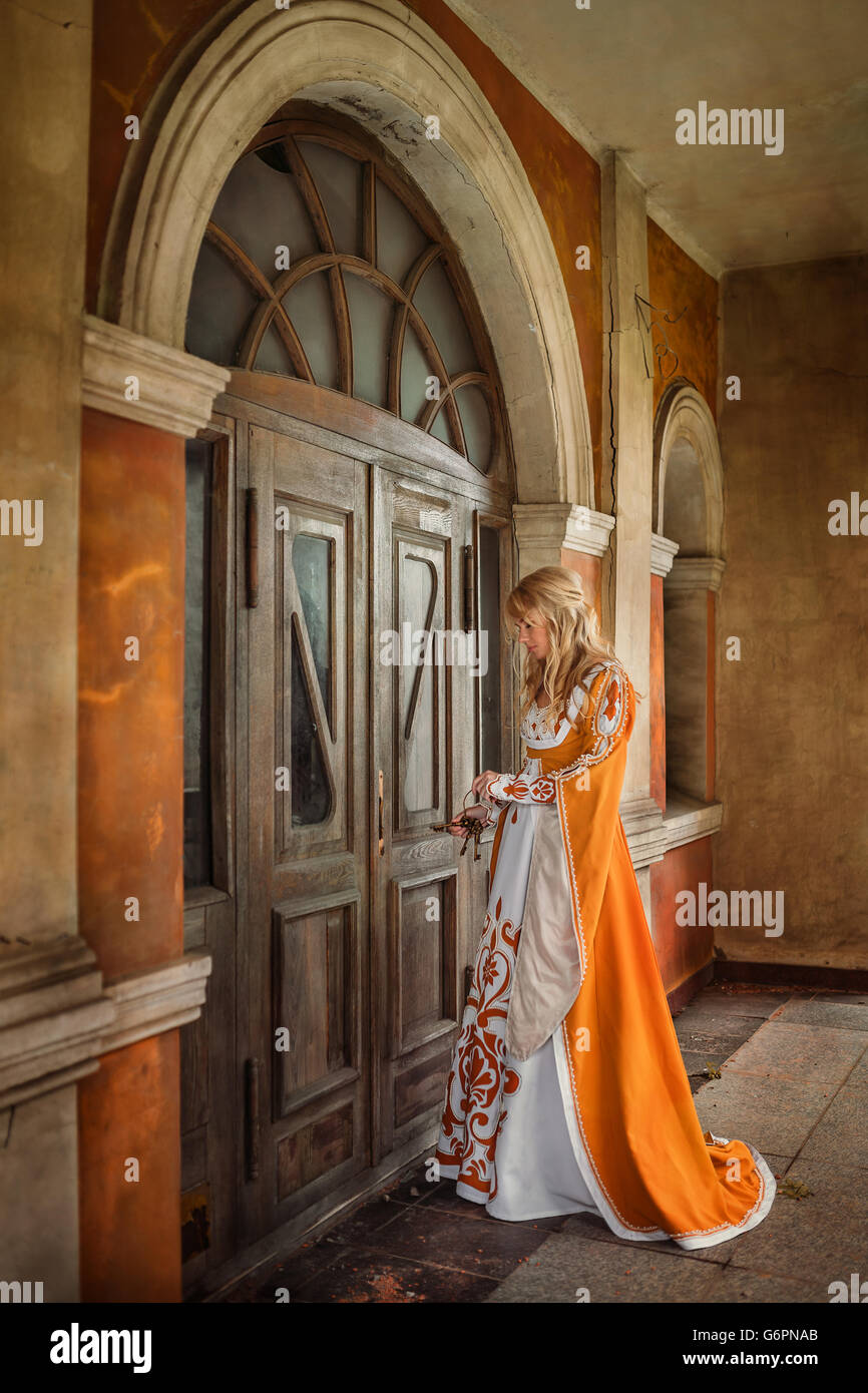 Lady in medieval costume Stock Photo - Alamy