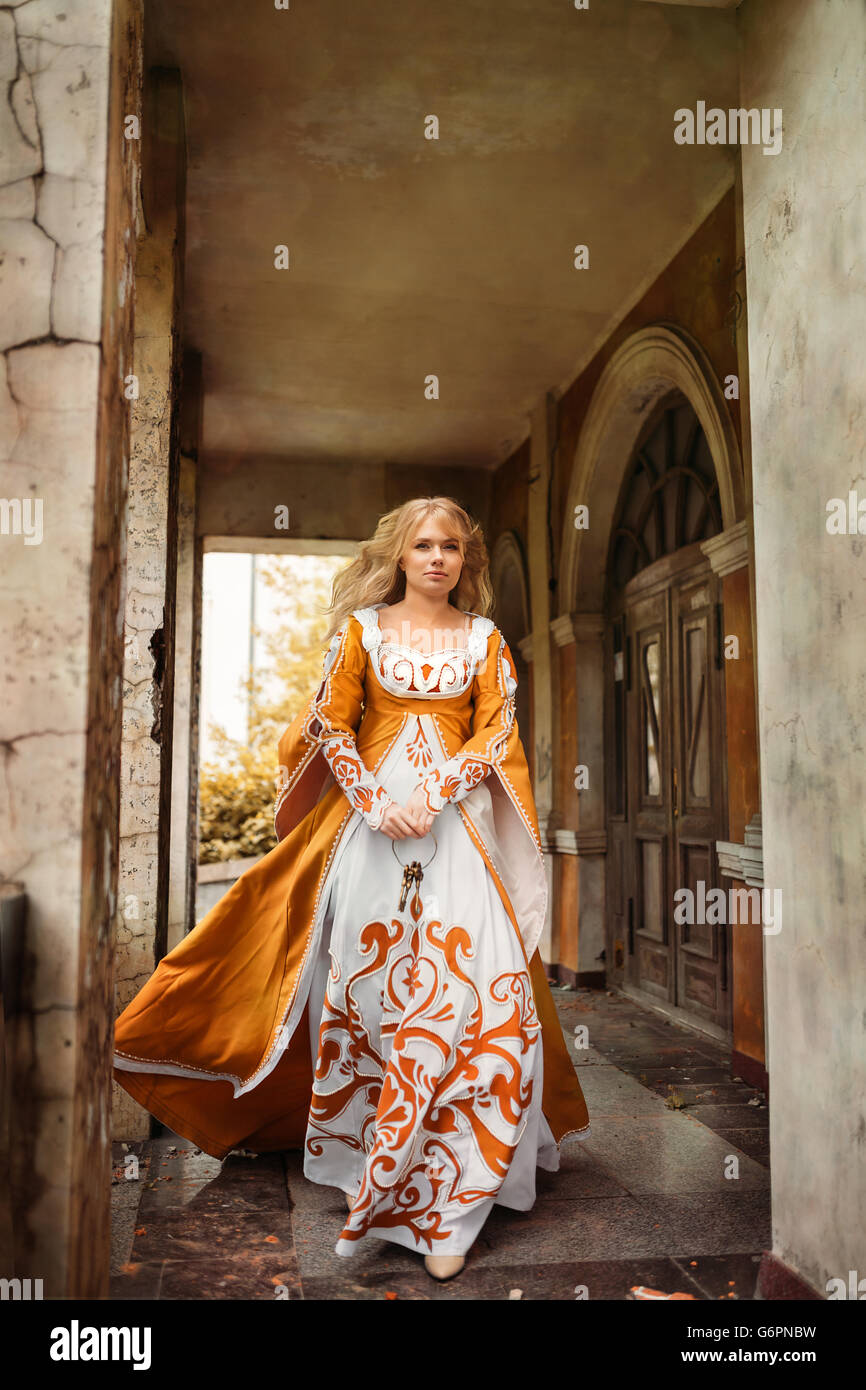 Lady in medieval costume Stock Photo - Alamy