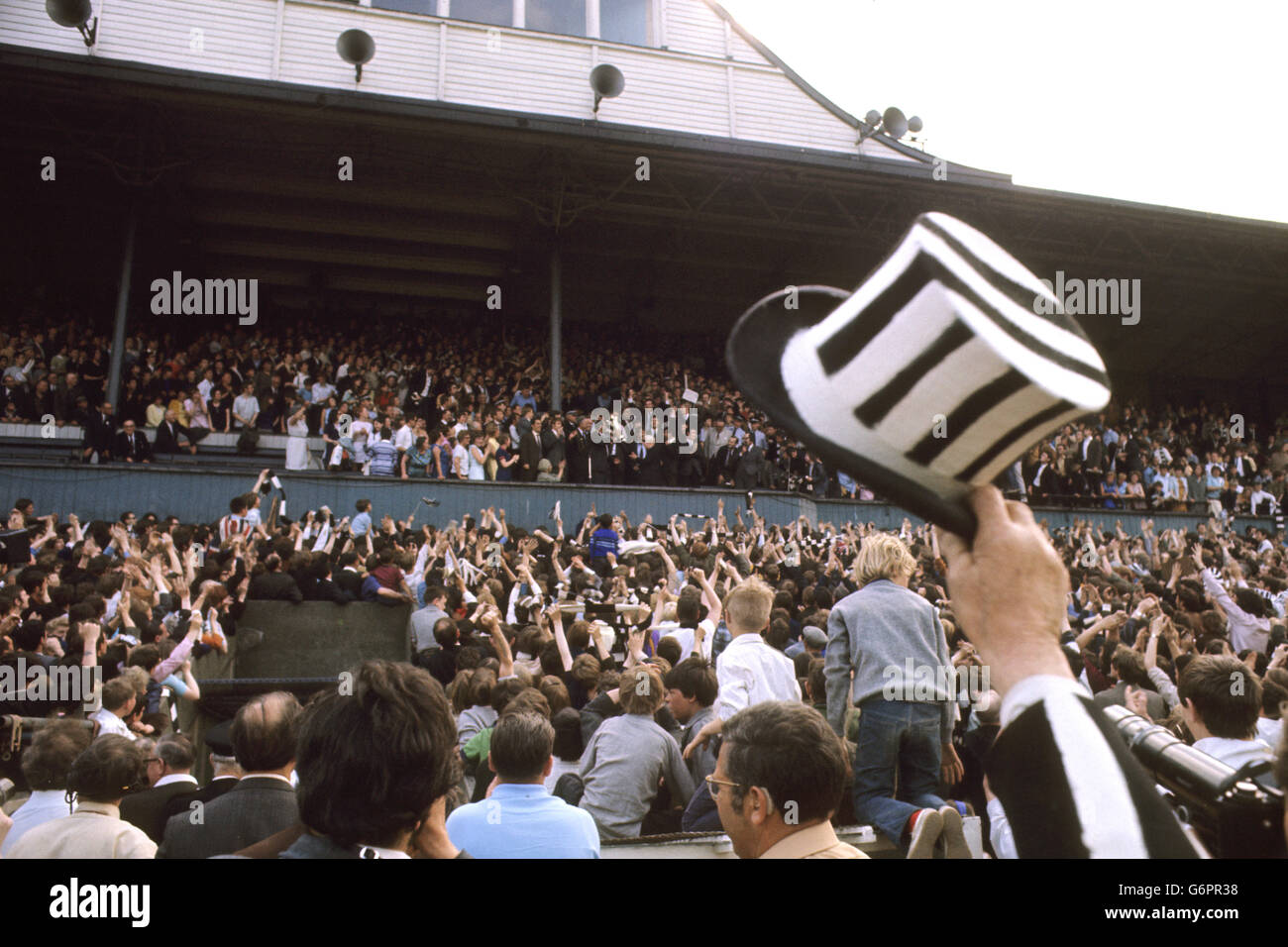 Newcastle fairs cup hi-res stock photography and images - Alamy