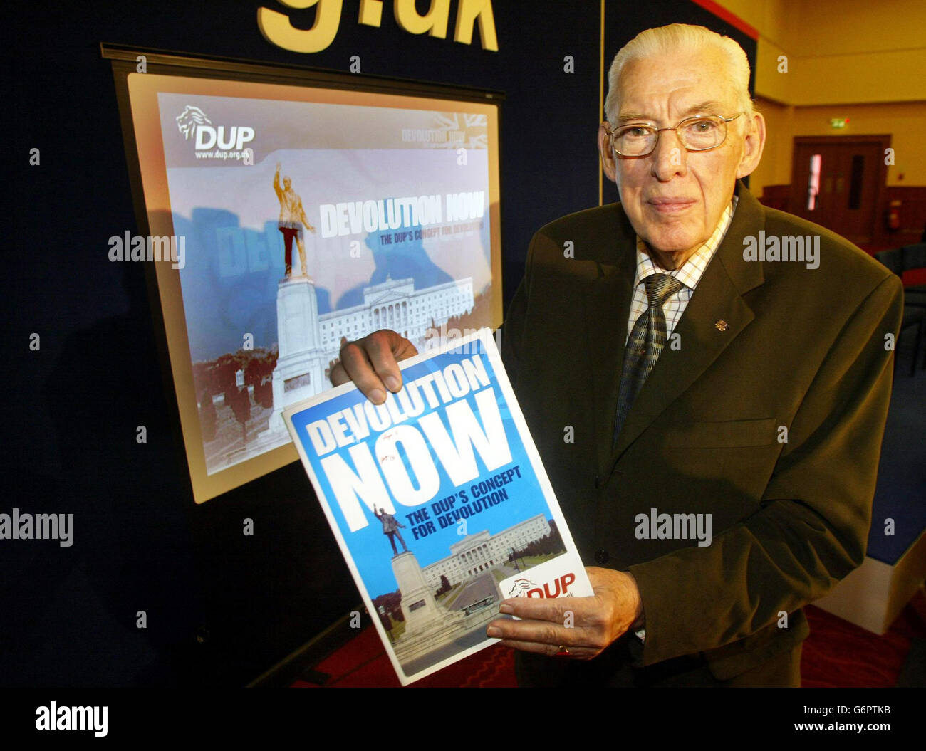 The Rev Ian Paisley restoration of devolution Stock Photo - Alamy