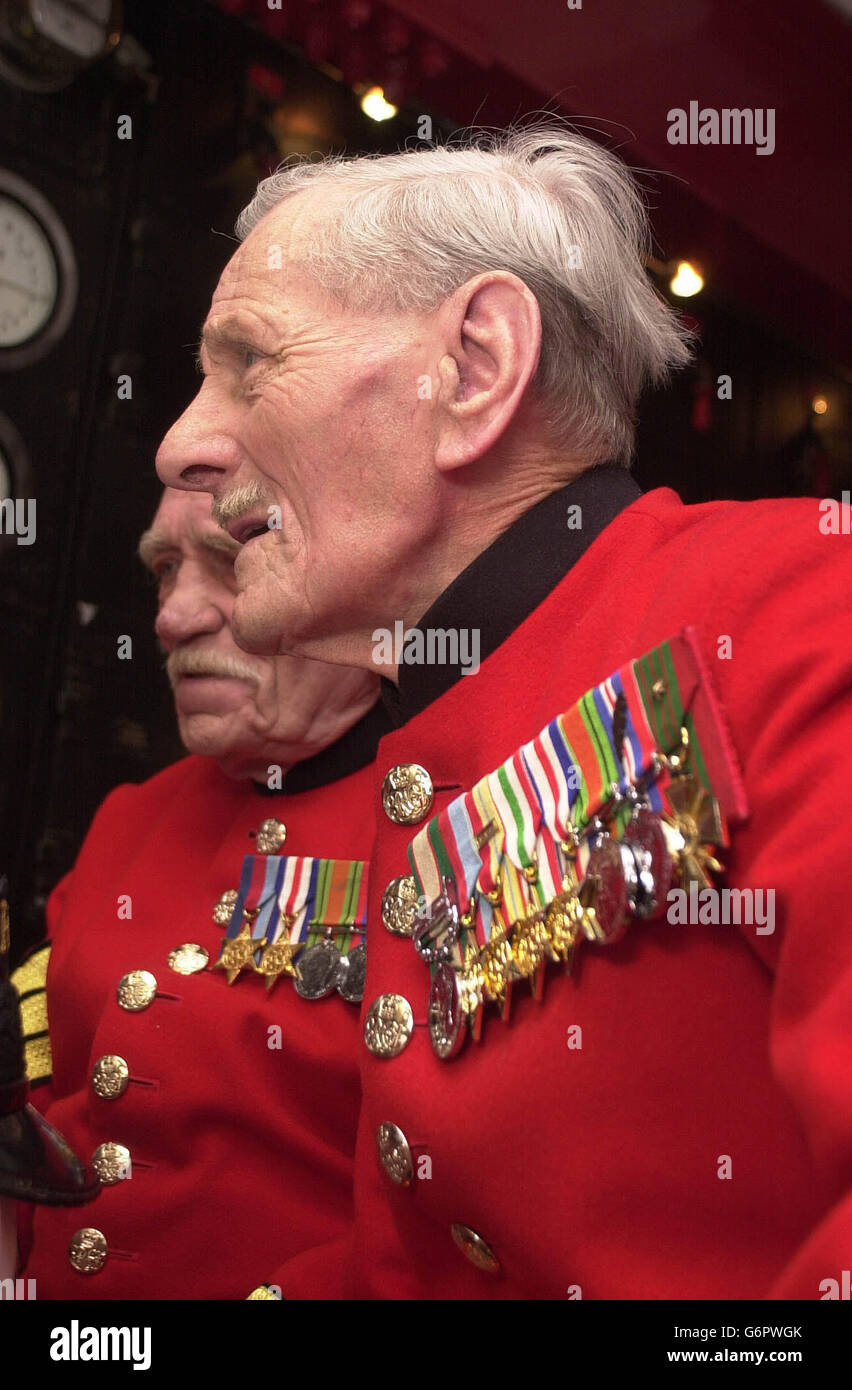 Winston churchill uniform ww2 hi-res stock photography and images - Alamy