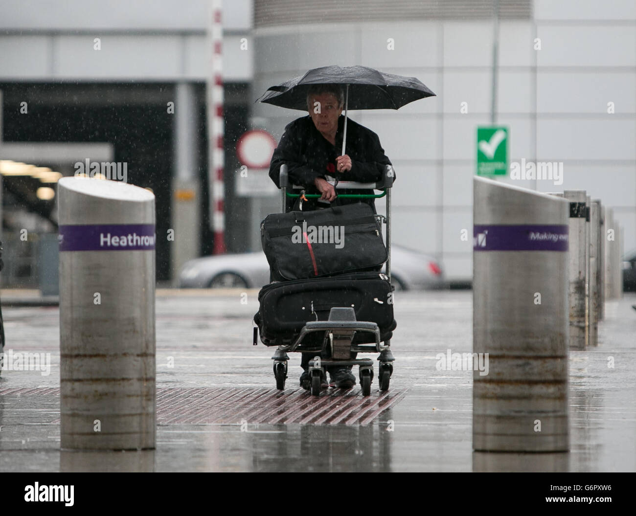 Rain airport terminal hi-res stock photography and images - Alamy