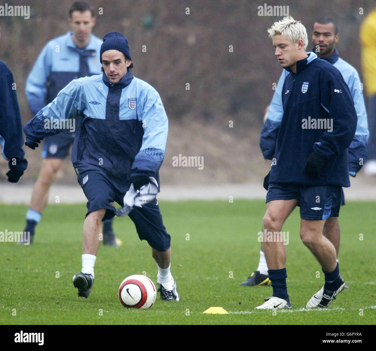 Sport football action alan smith owen hargreaves hi-res stock ...