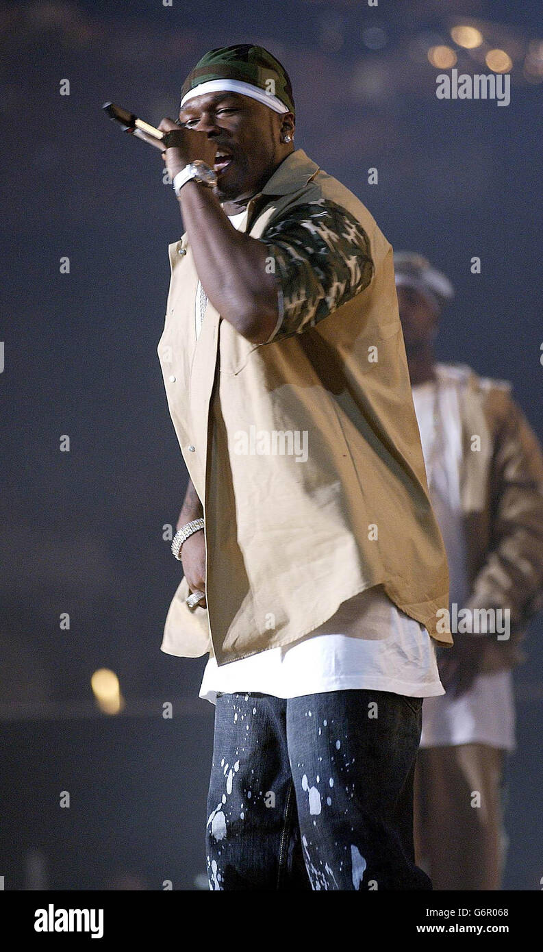 50 cent performs live at the 2004 brits awards hi-res stock photography ...