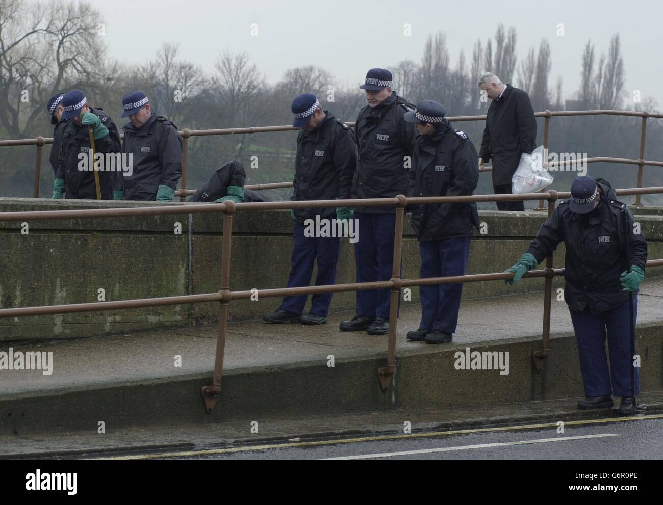 Body found by river thames hi-res stock photography and images - Alamy