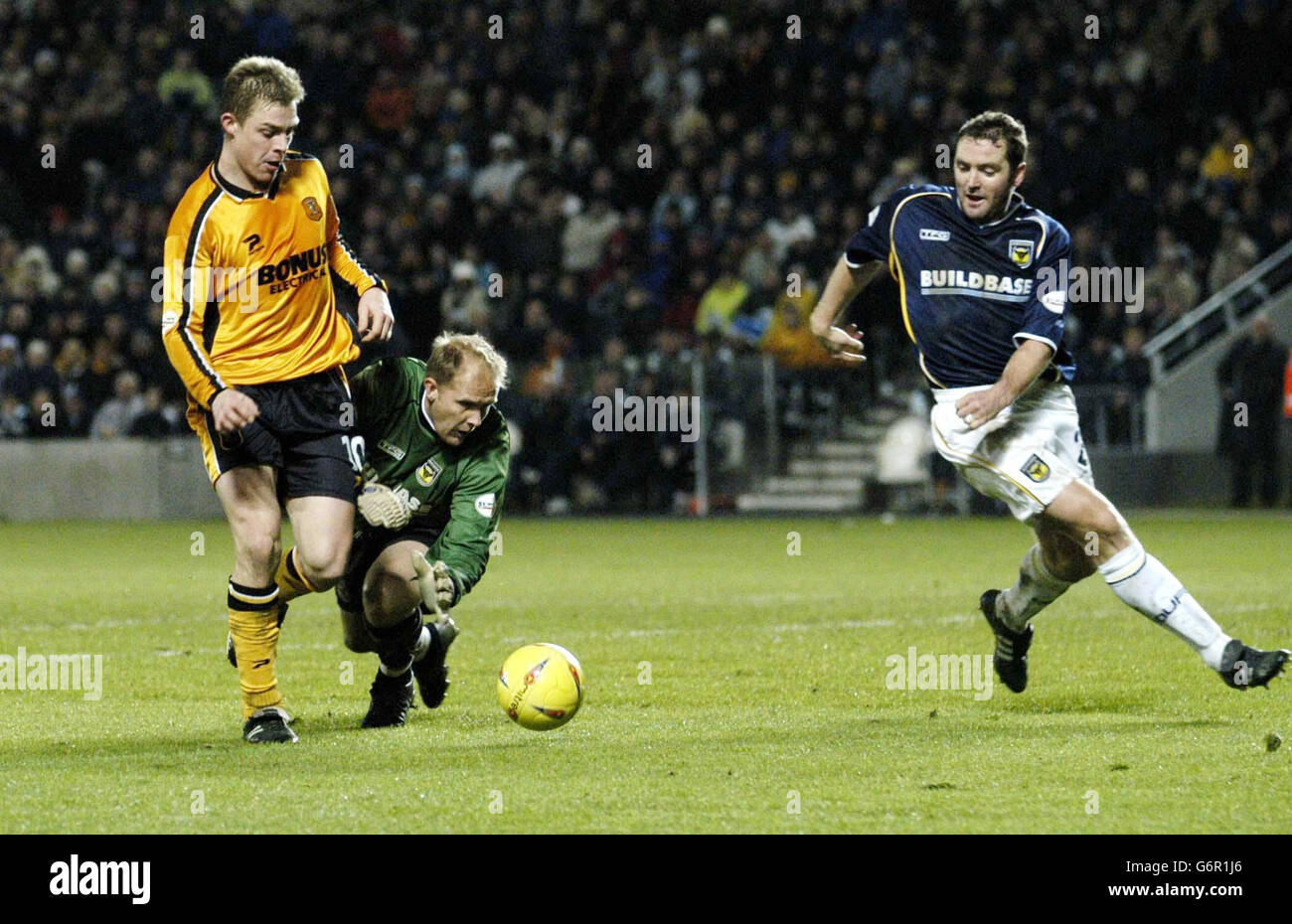 L dribbles past hi-res stock photography and images - Alamy