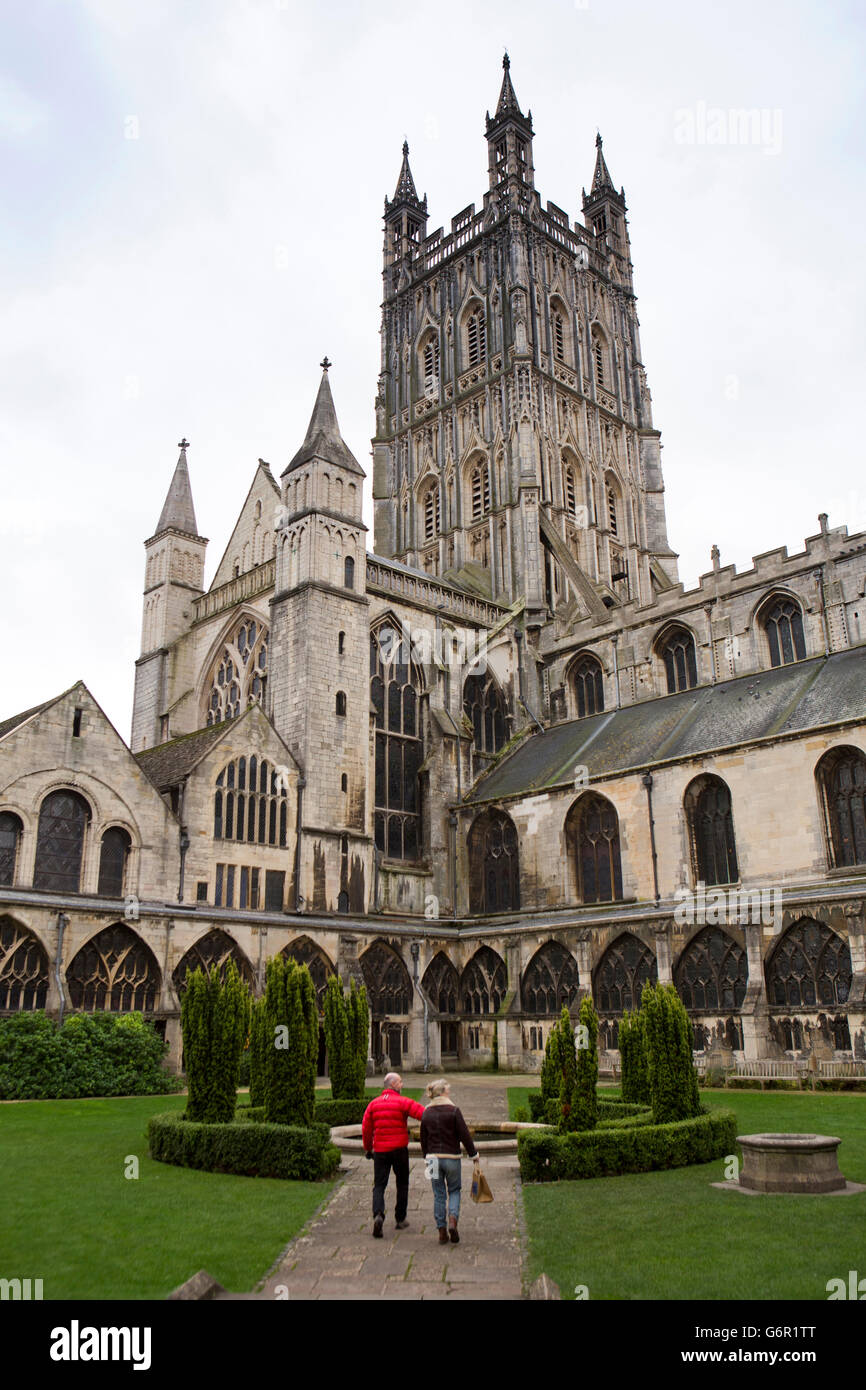 UK, Gloucestershire, Gloucester, Cathedral, cloister garden in winter ...