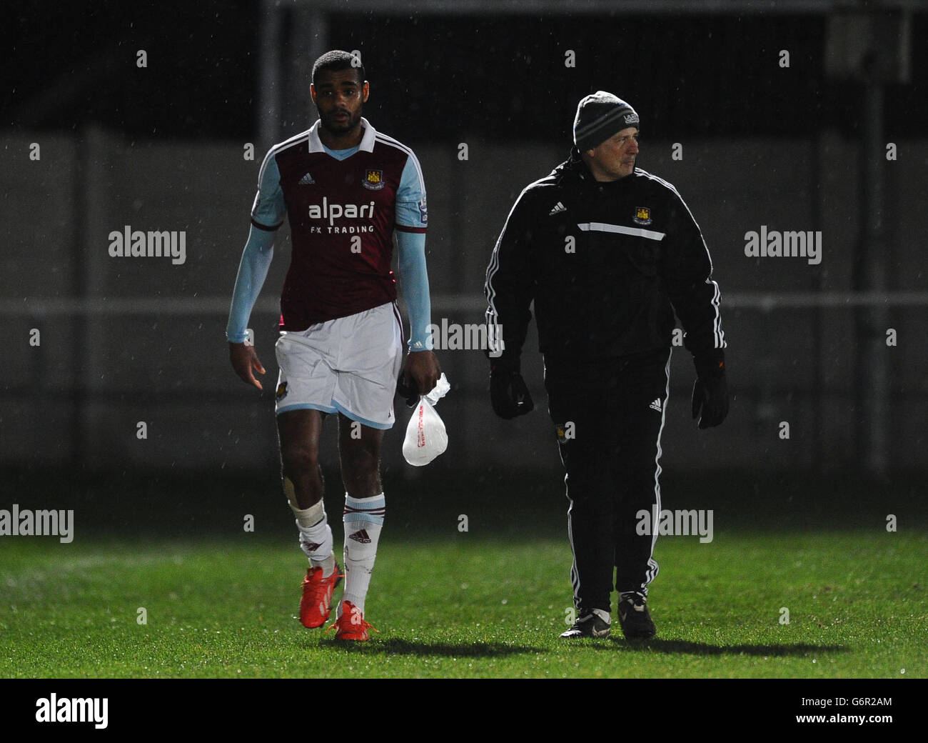West Ham United's Ricardo Vaz Te (left) leaves the pitch with an injury ...