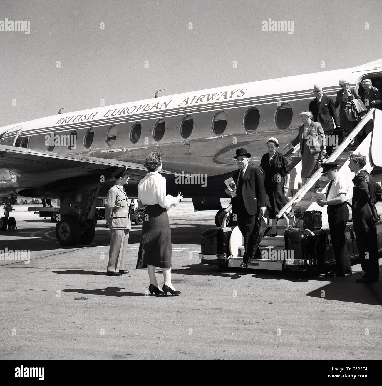 Plane passengers 1950s hi-res stock photography and images - Alamy