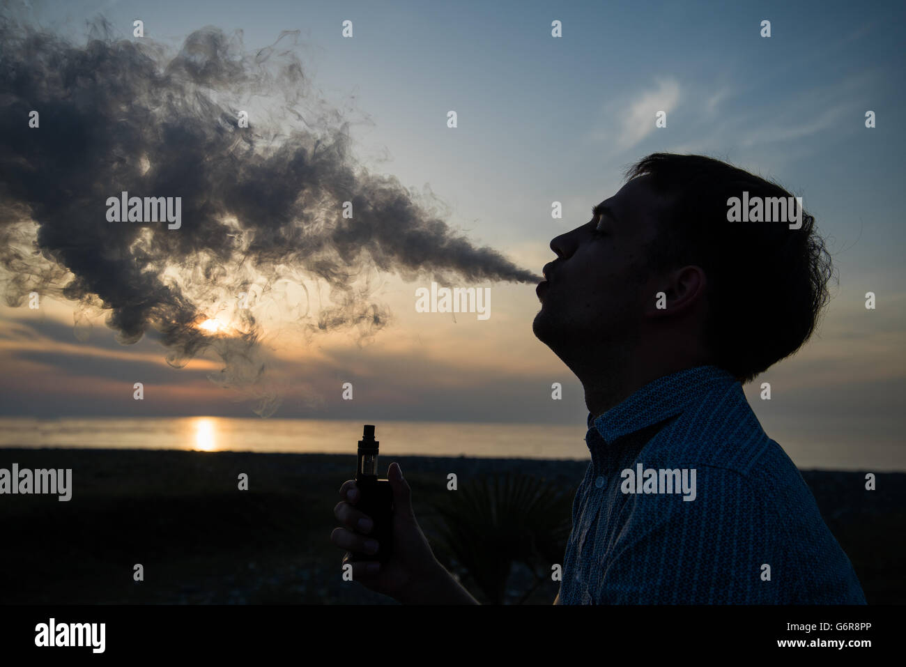 Man silhouette vaping hi-res stock photography and images - Alamy
